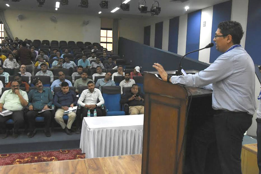 जिला निर्वाचन अधिकारी के निर्देशन में पीठासीन अधिकारियों व सहायक ... जिला निर्वाचन अधिकारी के निर्देशन में पीठासीन अधिकारियों व सहायक ...